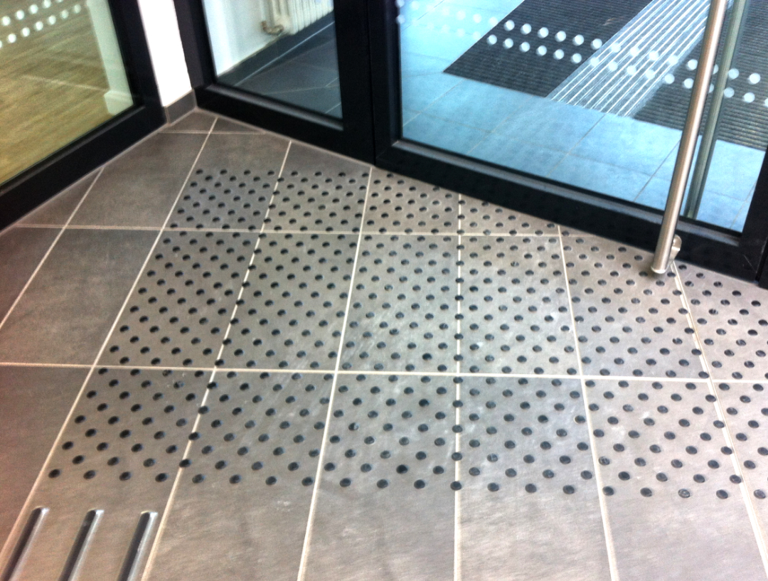 Taktile Leitsysteme – Barrierefreie Orientierung | Schild Konzept GmbH